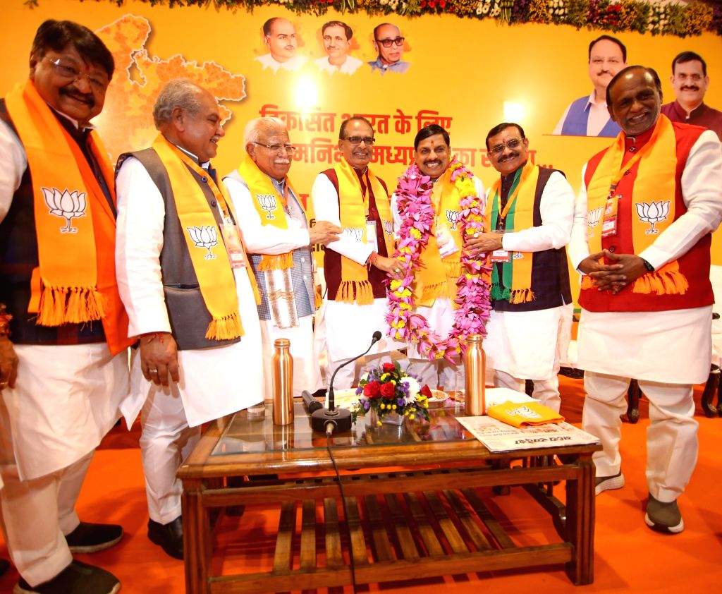 Bhopal : BJP leaders congratulate party leader Mohan Yadav after he was ...