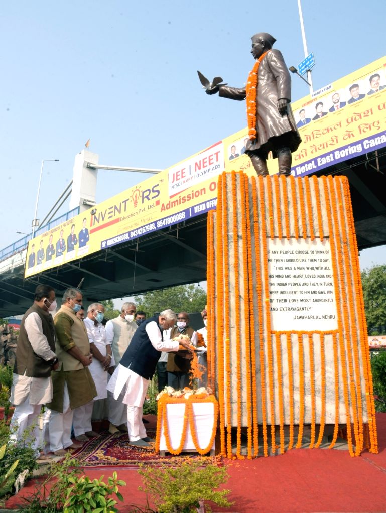 : Patna:Bihar Chief Minister Nitish Kumar pays tribute to Indian first ...