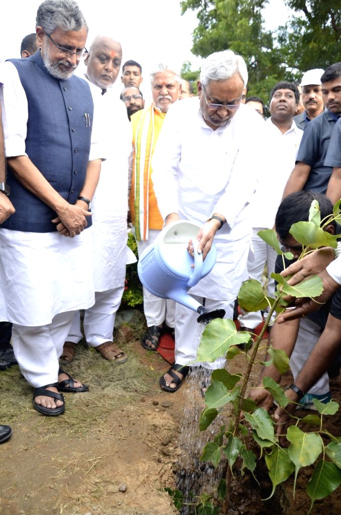 Gehlaur (Bihar): Nitish Kumar unveils the statue of Mountain Man ...