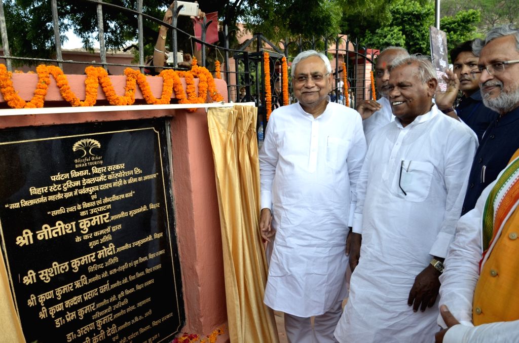 Gehlaur (Bihar): Nitish Kumar unveils the statue of Mountain Man ...