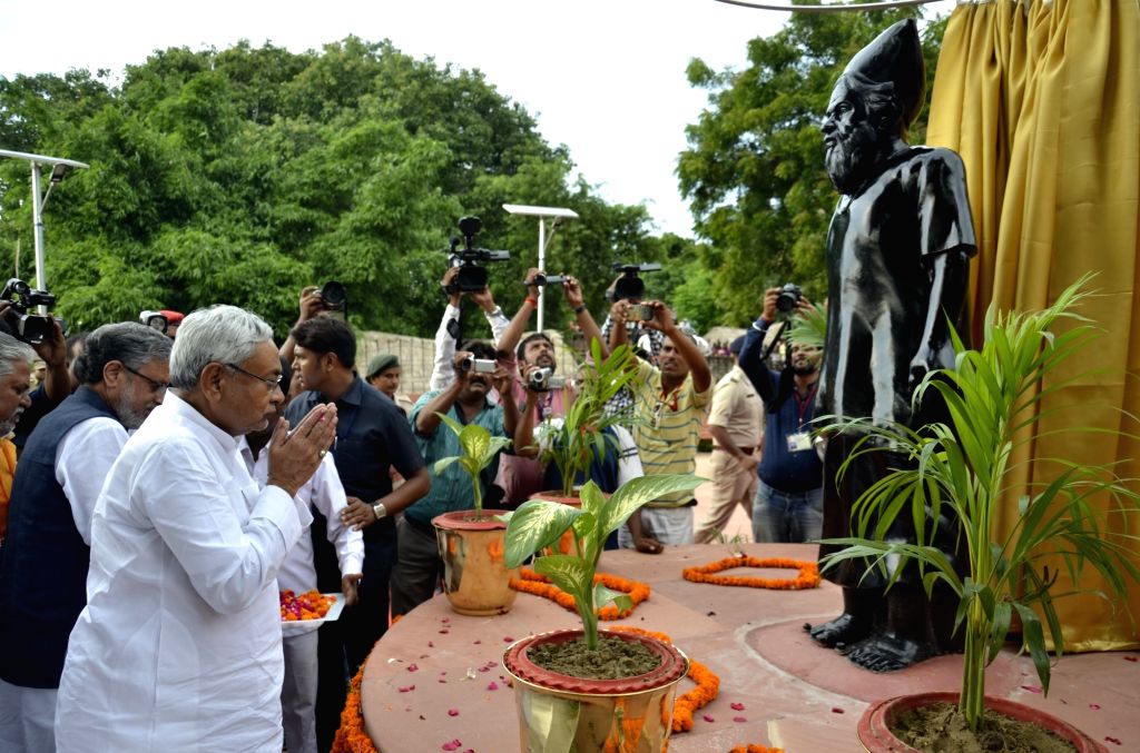 Gehlaur (Bihar): Nitish Kumar unveils the statue of Mountain Man ...