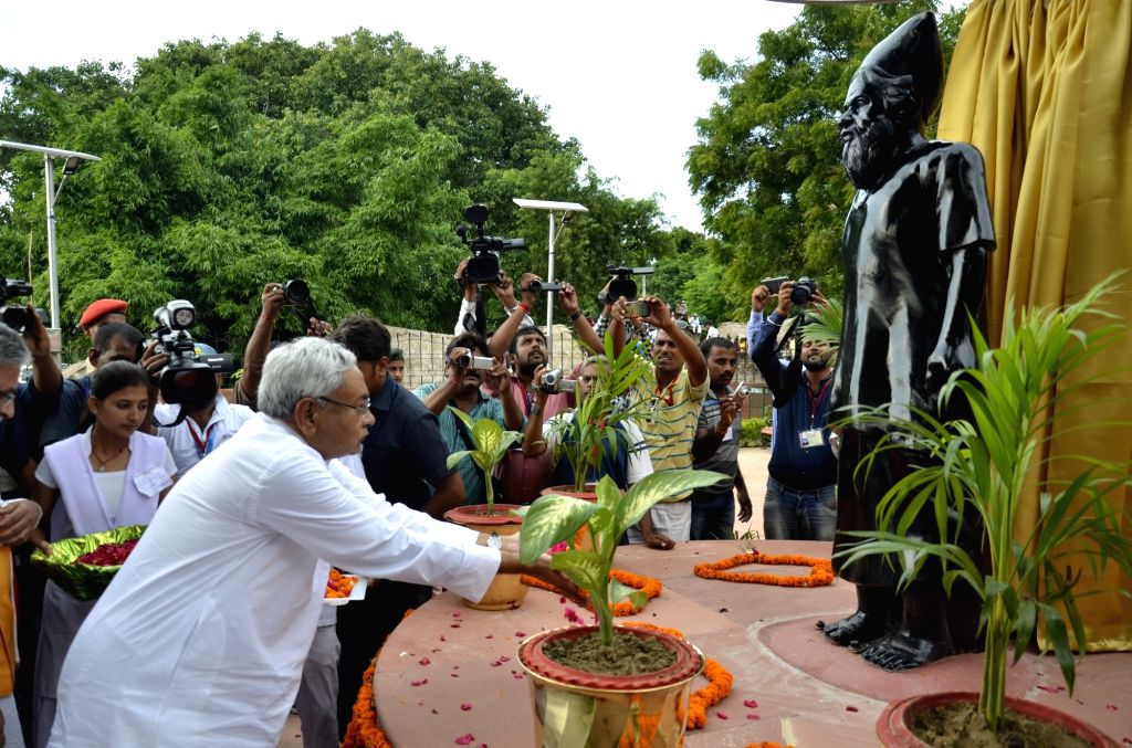 Gehlaur (Bihar): Nitish Kumar unveils the statue of Mountain Man ...