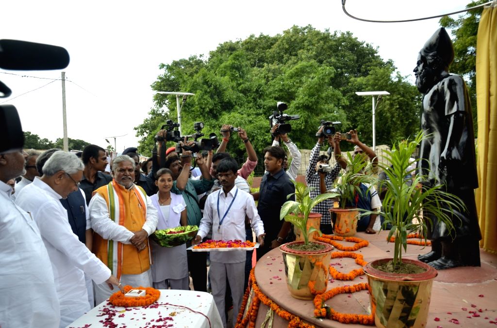 Gehlaur (Bihar): Nitish Kumar unveils the statue of Mountain Man ...