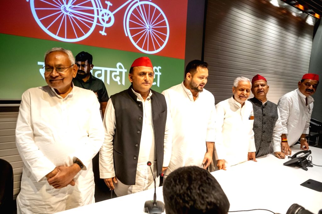 Lucknow : Bihar CM Nitish Kumar with SP president Akhilesh Yadav and ...