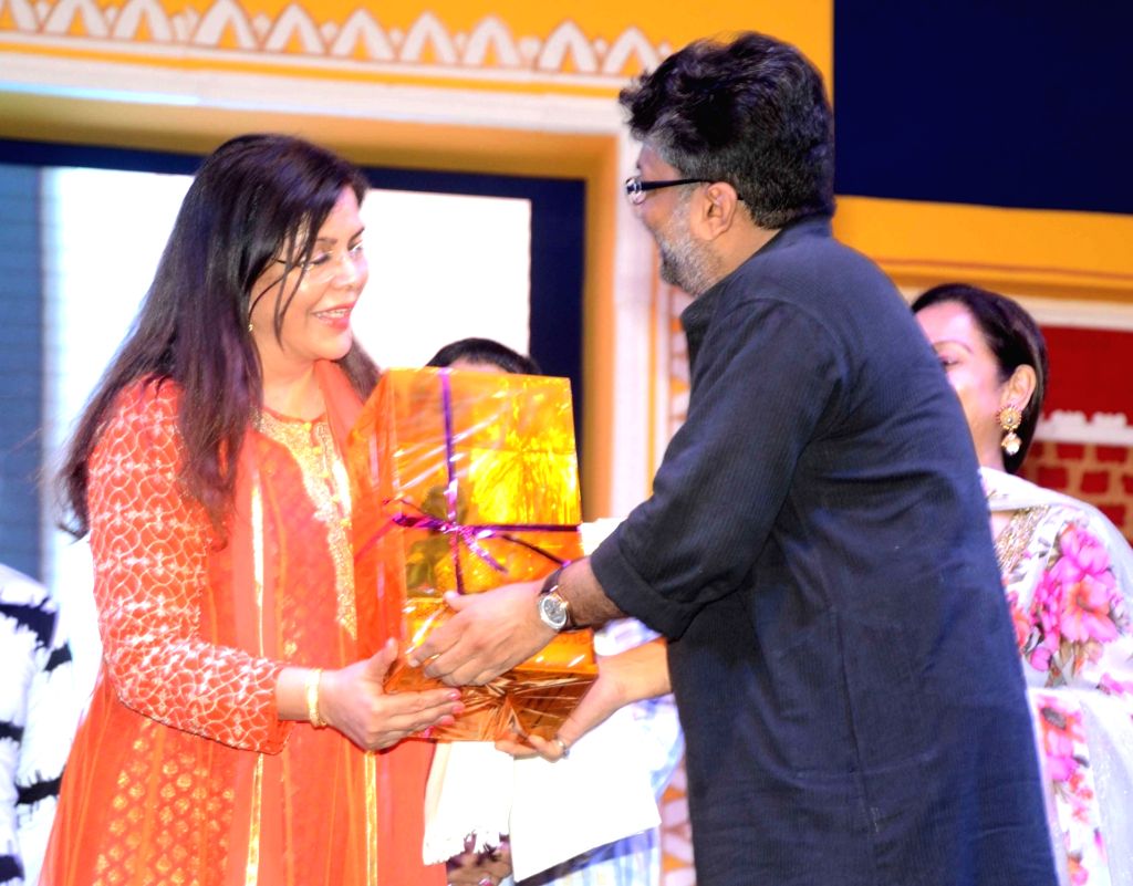 Dussehra Mahotsav - Zeenat Aman, Zarina Wahab
