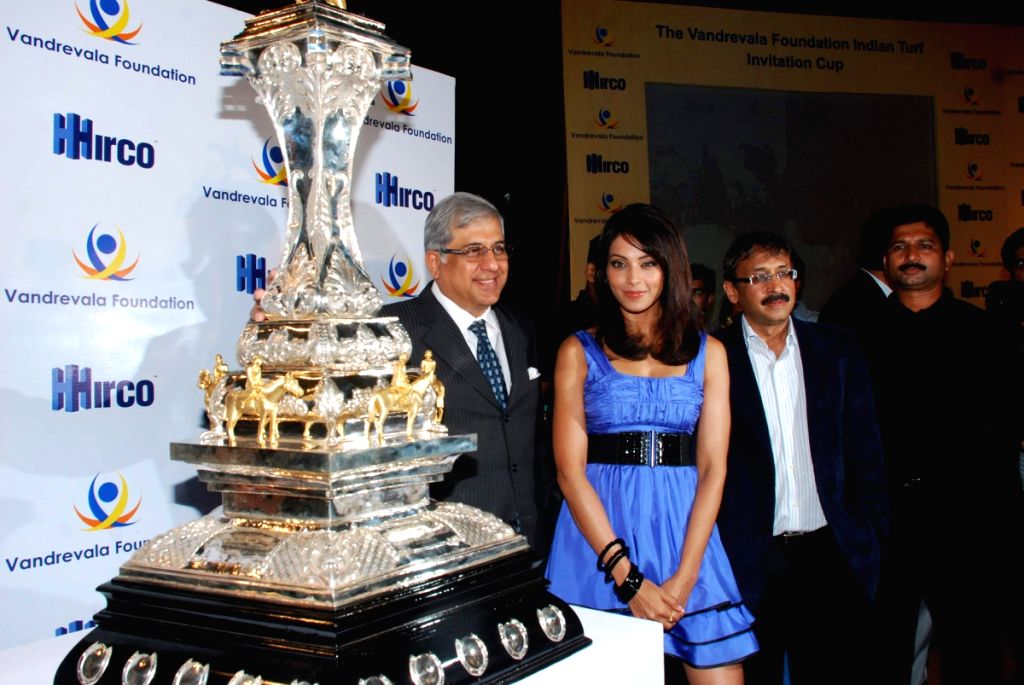 Bipasha Basu unveils Vandrevala Foundation Race Trophy at Mahalaxmi ...