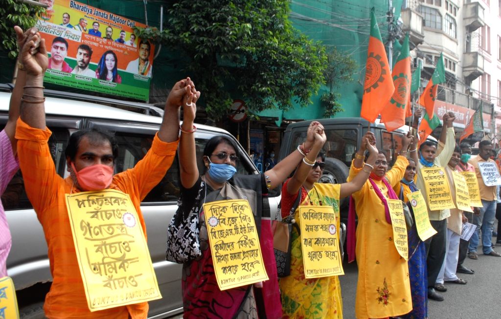 BJP activists form human chain to support Farm Laws 2020 & protest ...