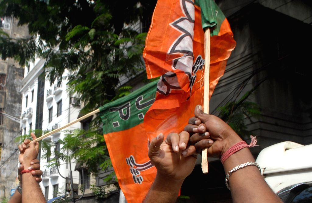 BJP activists form human chain to support Farm Laws 2020 & protest ...