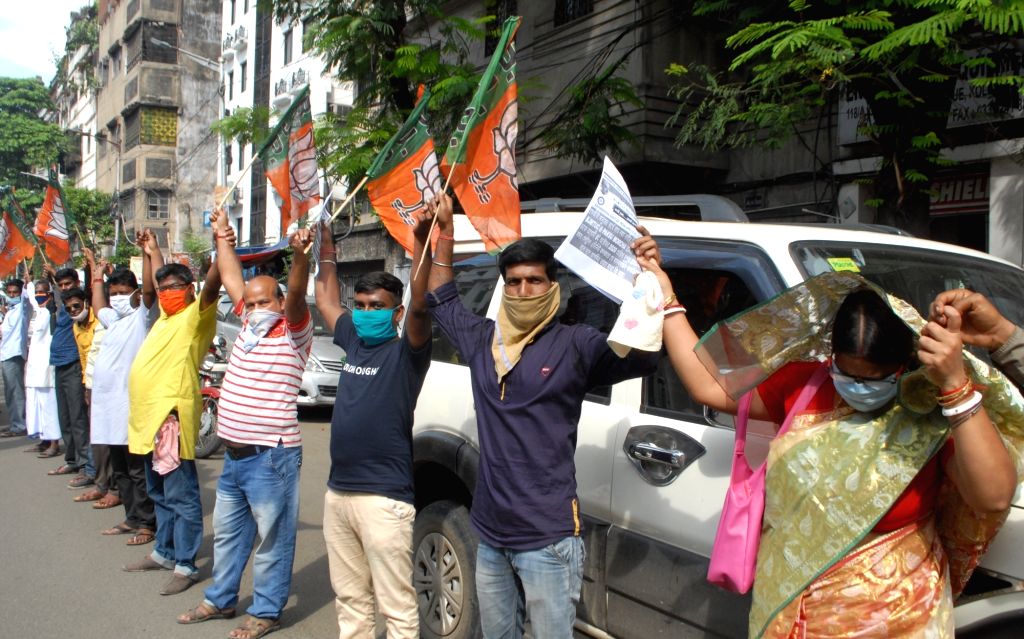 BJP activists form human chain to support Farm Laws 2020 & protest ...