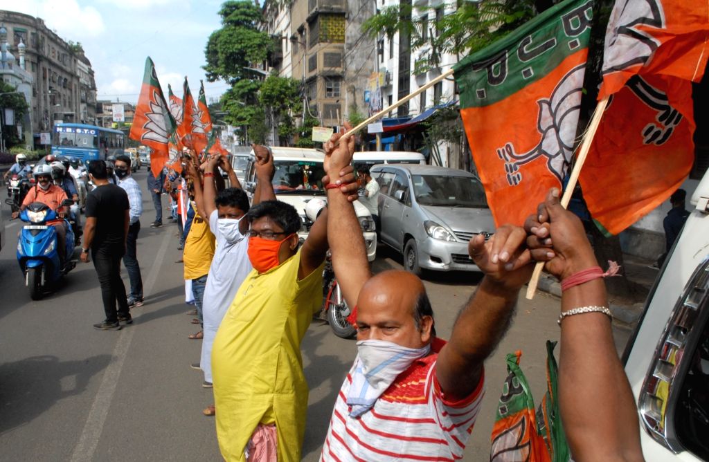 BJP activists form human chain to support Farm Laws 2020 & protest ...