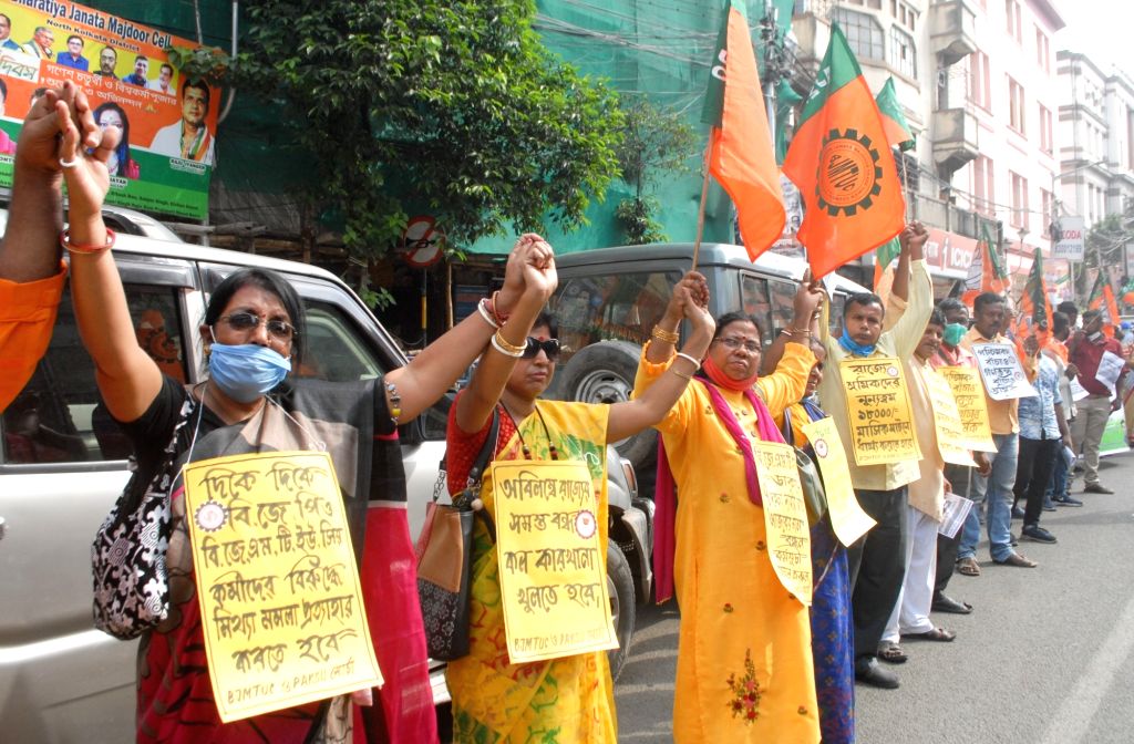 BJP activists form human chain to support Farm Laws 2020 & protest ...