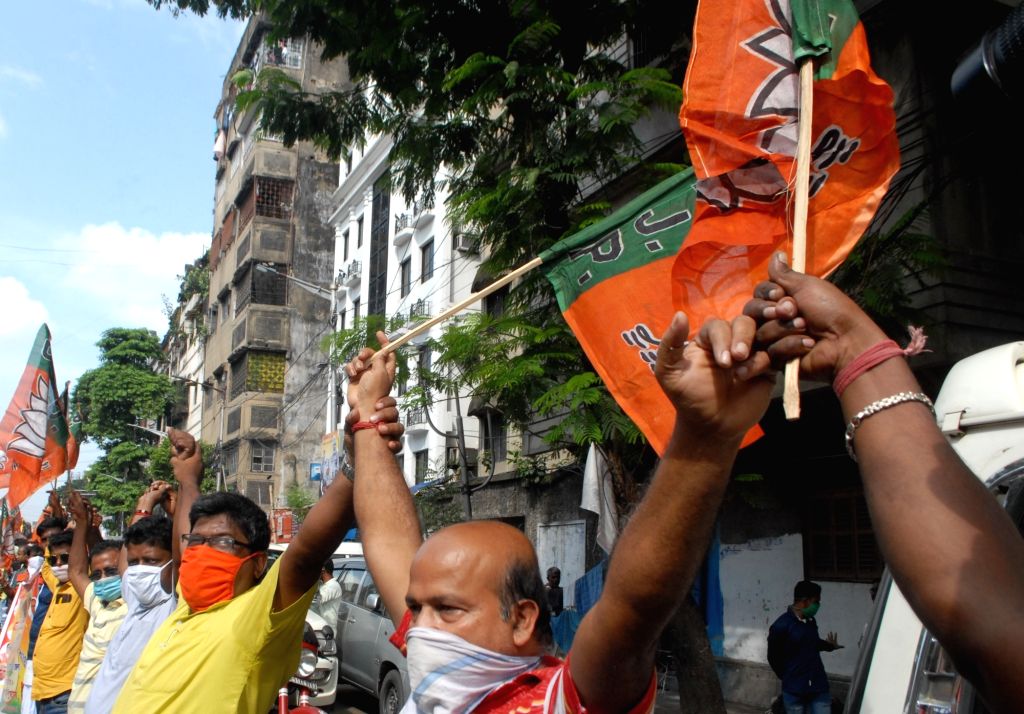 BJP activists form human chain to support Farm Laws 2020 & protest ...