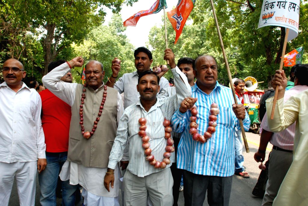 BJP activists protesting against the growing price hike of Onion