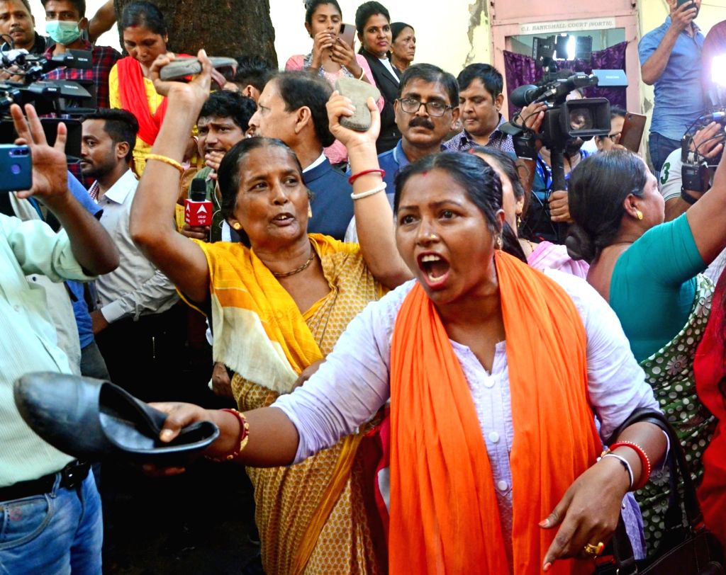 BJP activists show shoes to Manik Bhattacharya
