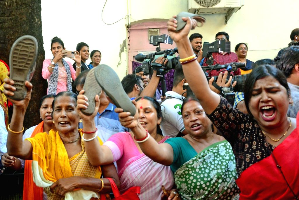 BJP activists show shoes to Manik Bhattacharya