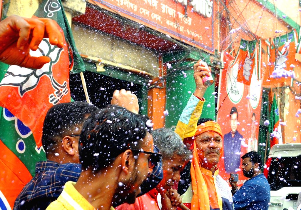 Kolkata : BJP activists smeared in colour celebrate as party leads in ...