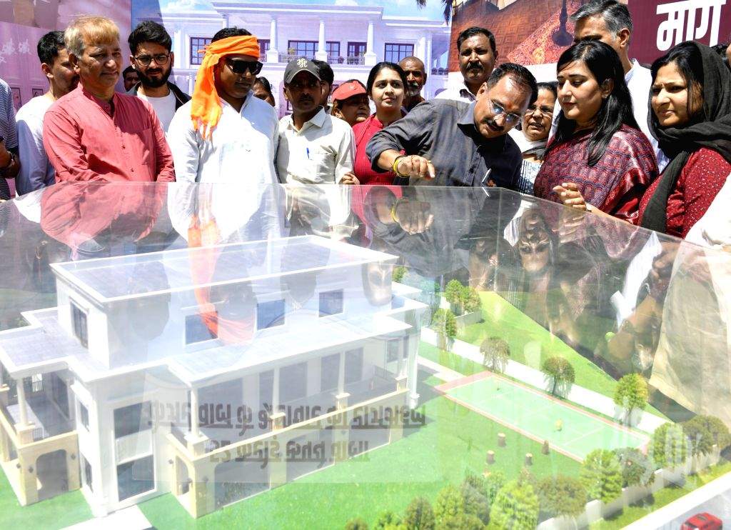 BJP cadres and Delhi party president Virendraa Sachdeva hold ‘Sharab se ...