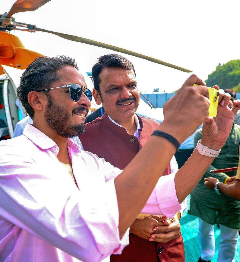 BJP leader Devendra Fadnavis recieves a warm welcome on his arrival
