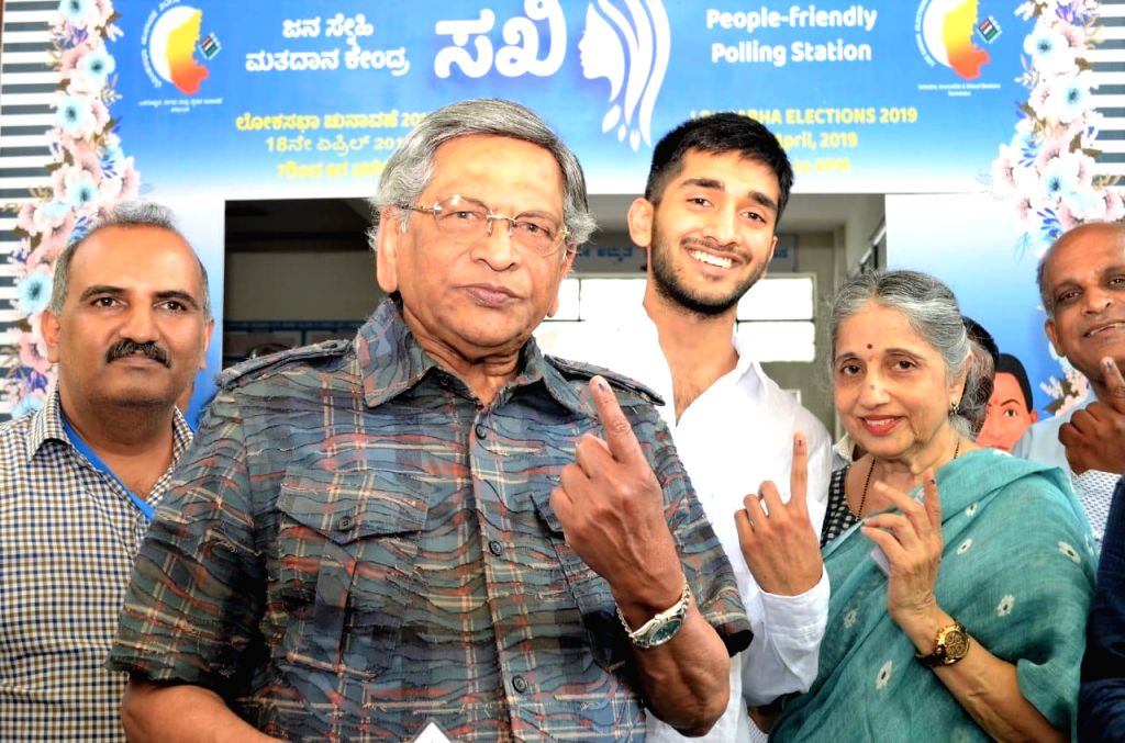 2019 Lok Sabha elections - Phase II - S.M. Krishna casts votes