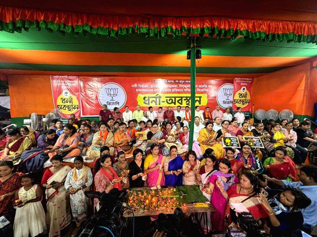 BJP leaders and workers light lamps on the Shyambazar Dharna stage and ...
