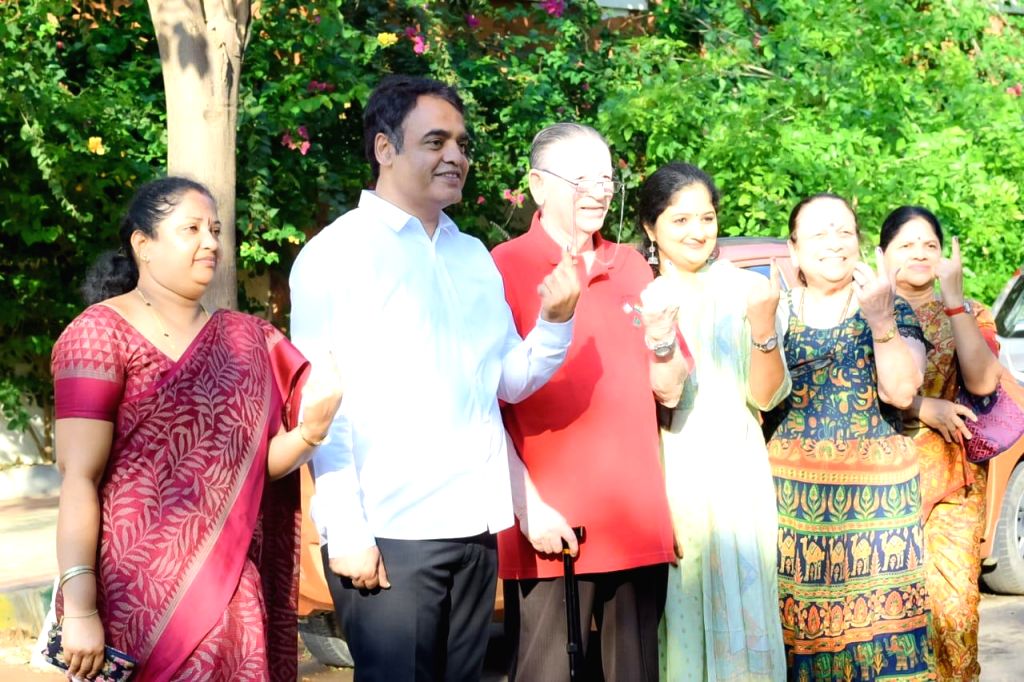 2019 Lok Sabha elections - Phase II - BJP MLA Ashwath Narayan casts vote