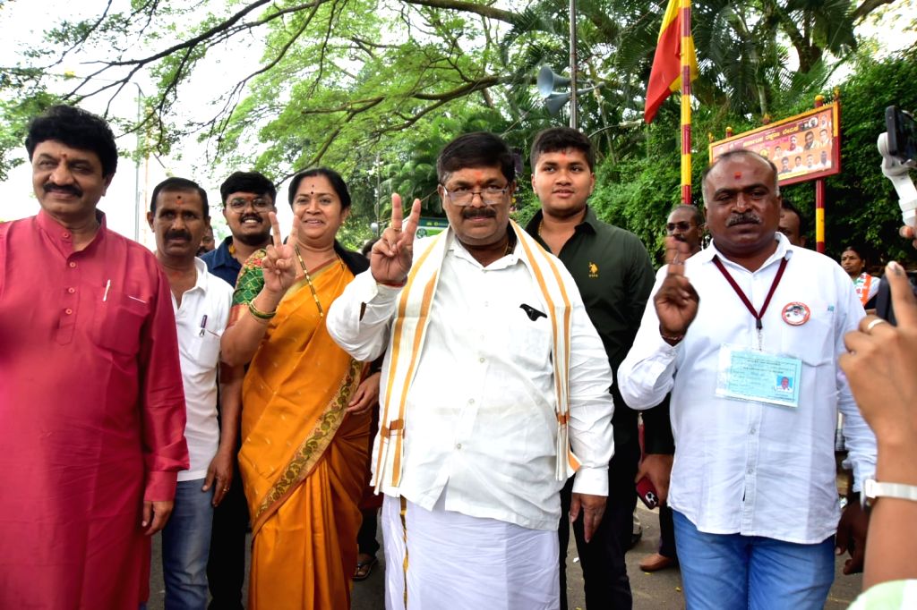 Bengaluru : BJP MLA Gopalaiah shows victory sign as celebrates his win ...