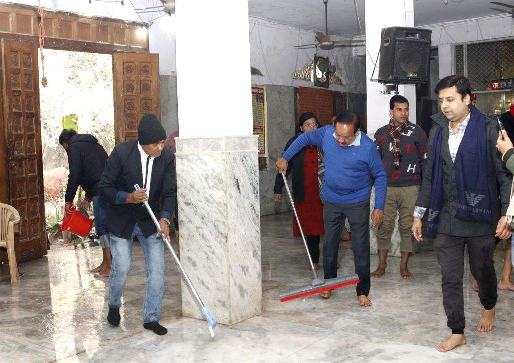 BJP MP Dr Harsh Vardhan take part in a cleanliness drive at Sukhdham Temple