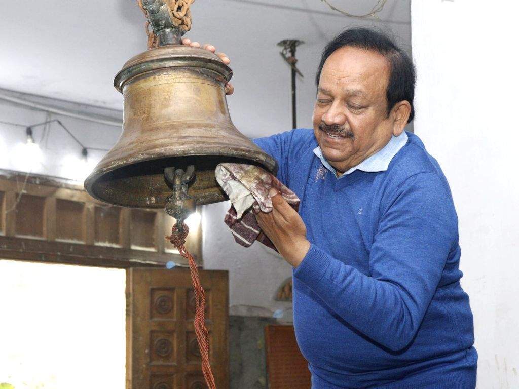 BJP MP Dr Harsh Vardhan take part in a cleanliness drive at Sukhdham Temple