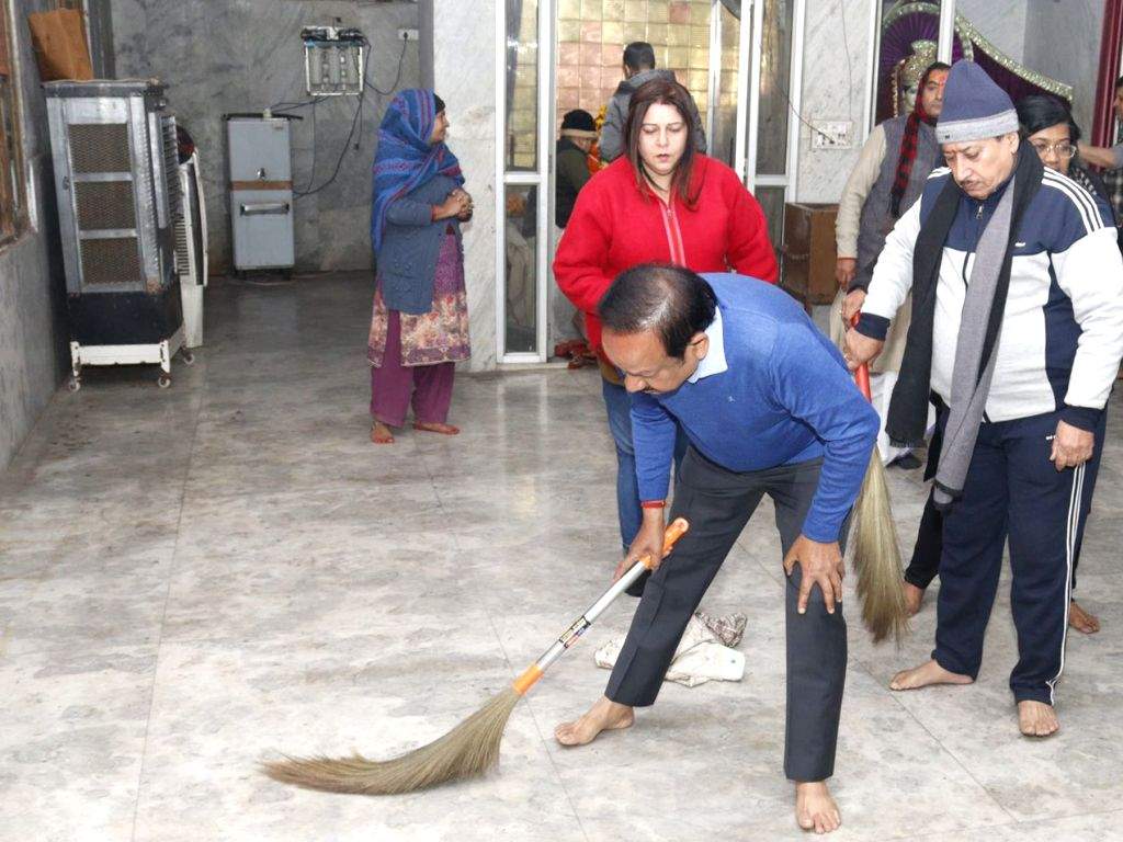 BJP MP Dr Harsh Vardhan take part in a cleanliness drive at Sukhdham Temple