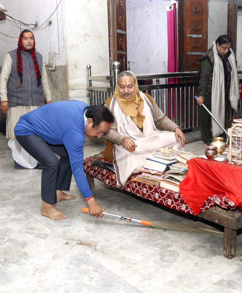BJP MP Dr Harsh Vardhan take part in a cleanliness drive at Sukhdham Temple
