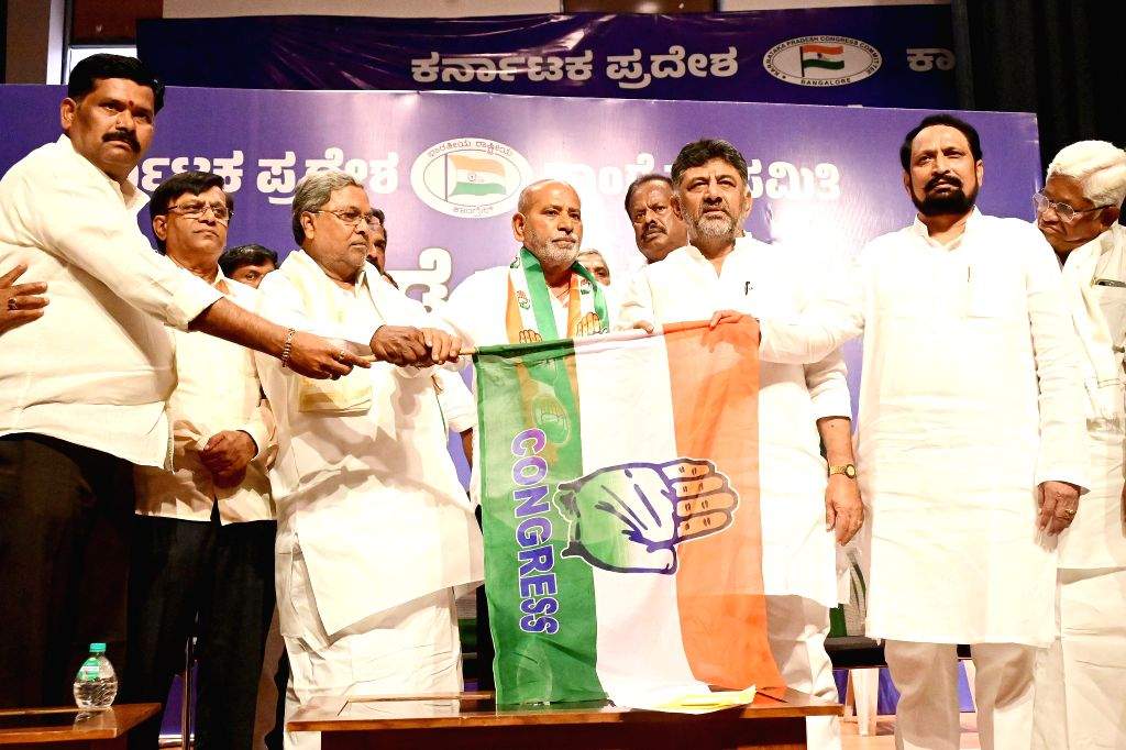 BJP MP Karadi Sanganna joins the Congress party in the presence of ...