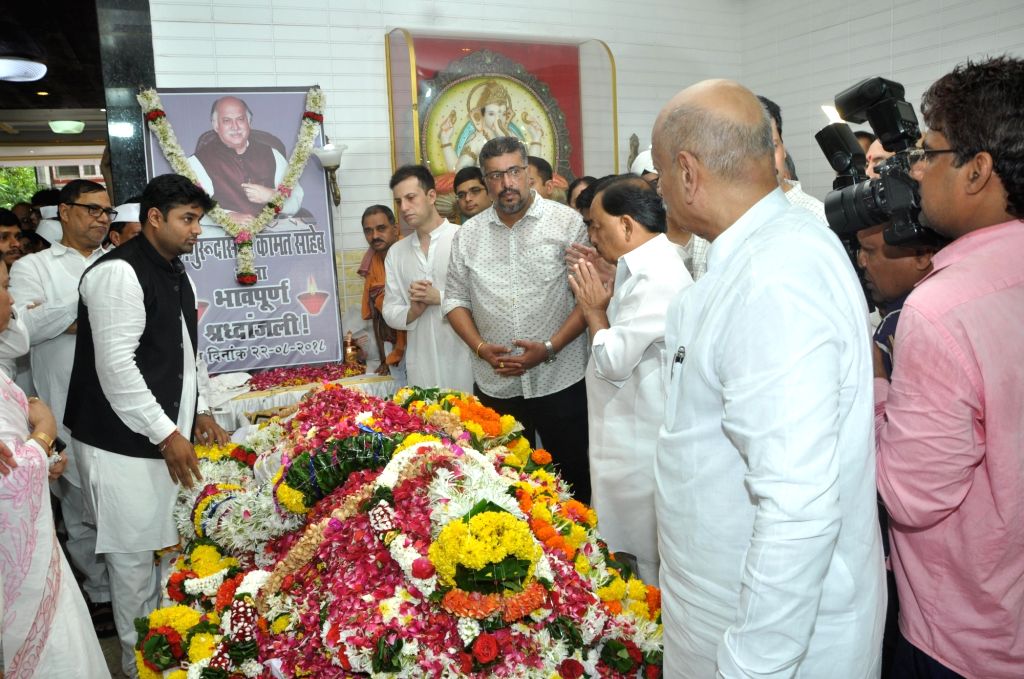 Politicians pay homage to Congress leader Gurudas Kamat ahead of his ...