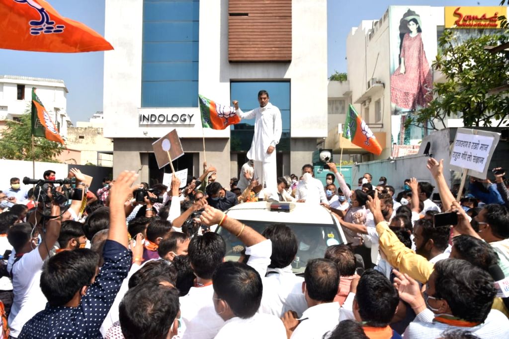 Free Photo: BJP on streets under Halla Bol campaign