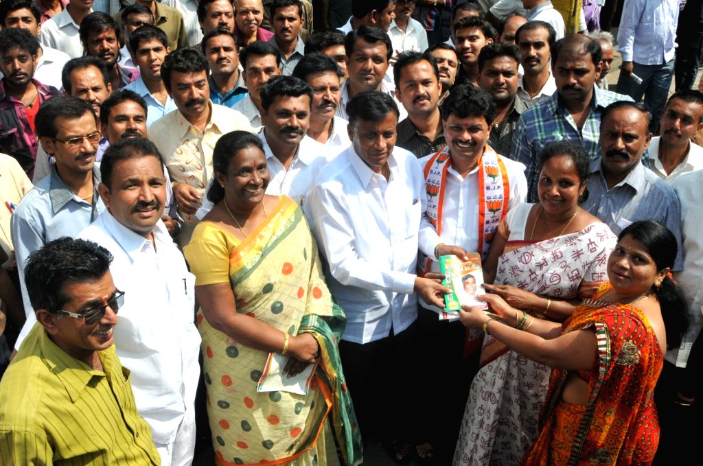 V Somanna campaigning for H Ravindra BJP candidate