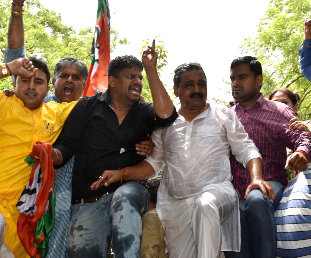 BJP workers demonstrate outside Kejriwal's residence