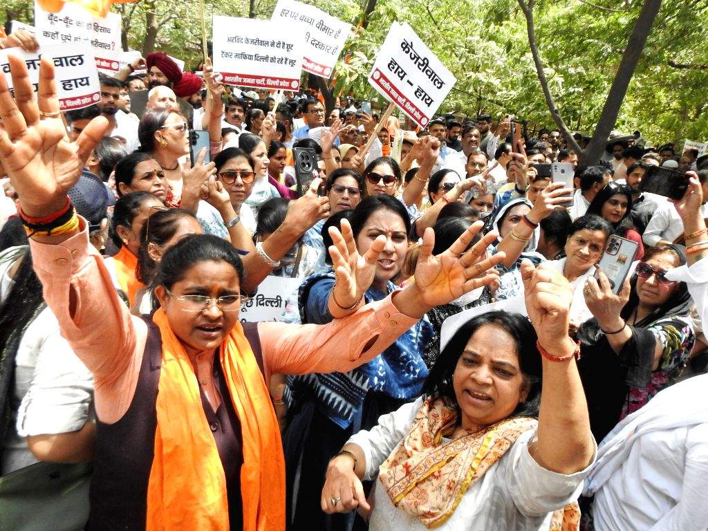 BJP workers stage a protest against Delhi Government over the issue of ...