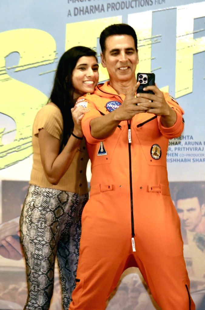 : Mumbai: Bollywood actor Akhsay Kumar takes a selfie