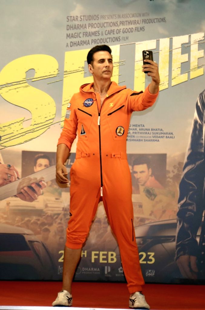 : Mumbai: Bollywood actor Akshay Kumar takes a selfie