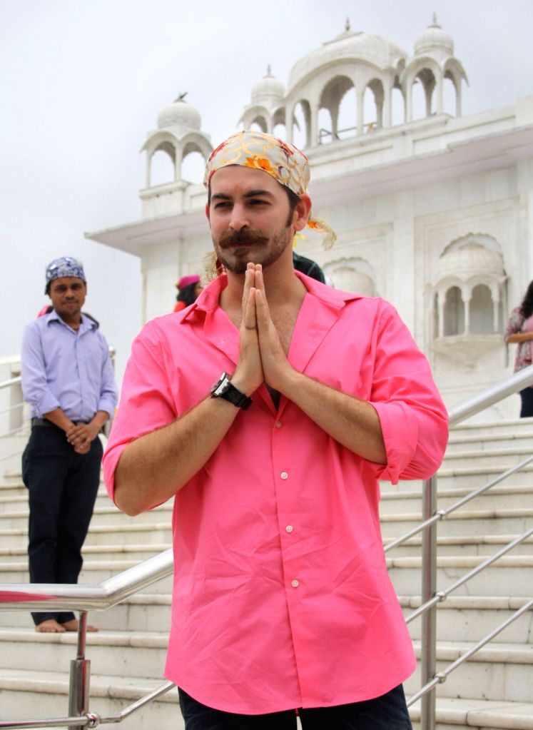 Niel Nitin Mukesh pray at Gurudwara Bangla Saheb in New Delhi