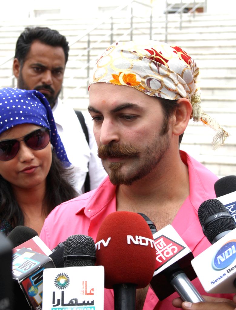 Niel Nitin Mukesh pray at Gurudwara Bangla Saheb in New Delhi