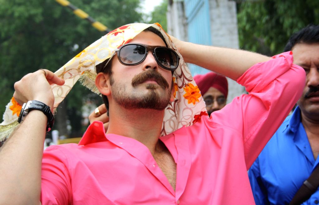 Niel Nitin Mukesh pray at Gurudwara Bangla Saheb in New Delhi