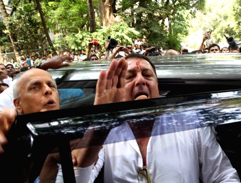 Bollywood actor Sanjay Dutt surrender at the Tada court