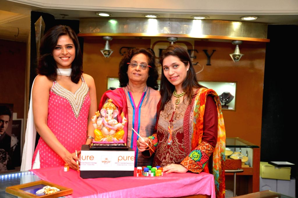Madhurima Tuli and Sai Deodhar at Popley Ganesh celebrations