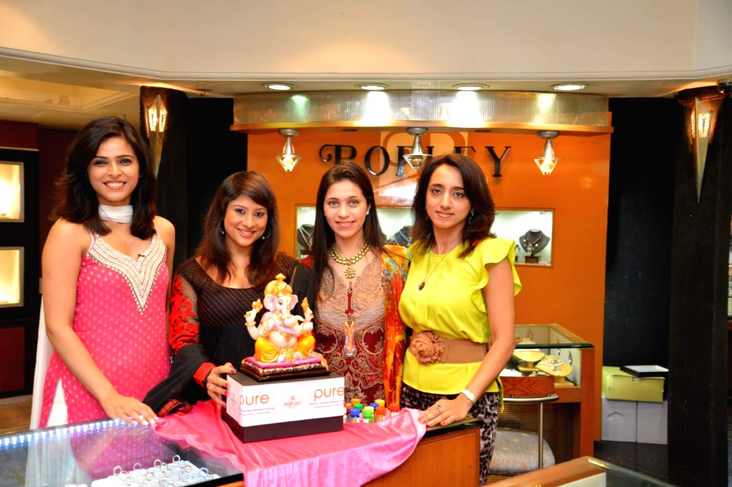 Madhurima Tuli and Sai Deodhar at Popley Ganesh celebrations