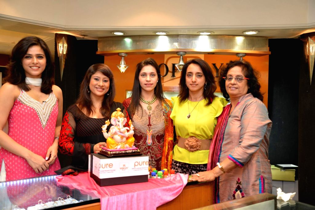 Madhurima Tuli and Sai Deodhar at Popley Ganesh celebrations