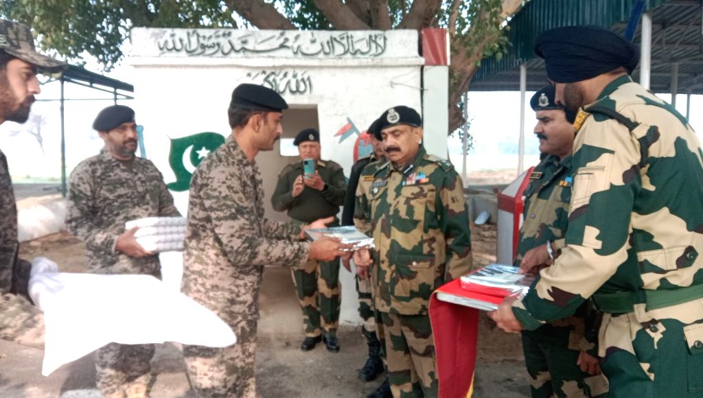BSF, Pakistan Rangers exchange sweets on IB in Jammu