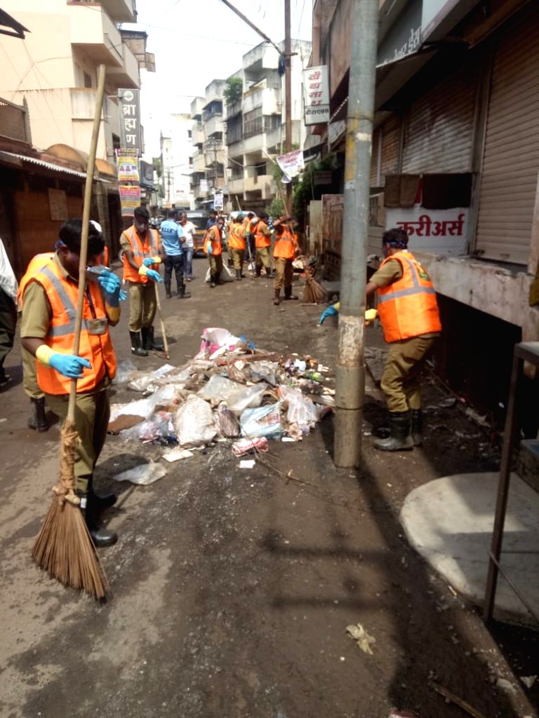 Sangli (Maharashtra): BMC Sanitation teams clear post-floods garbage
