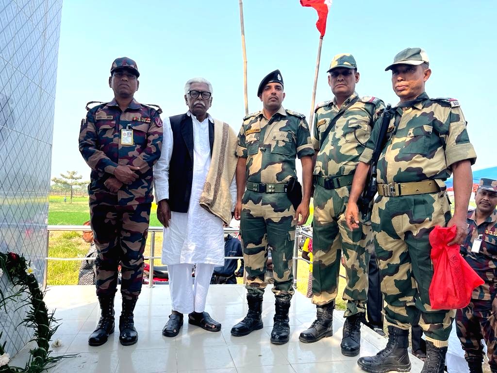 Free photo : bsf and bangladesh border guard celebrated victory day.