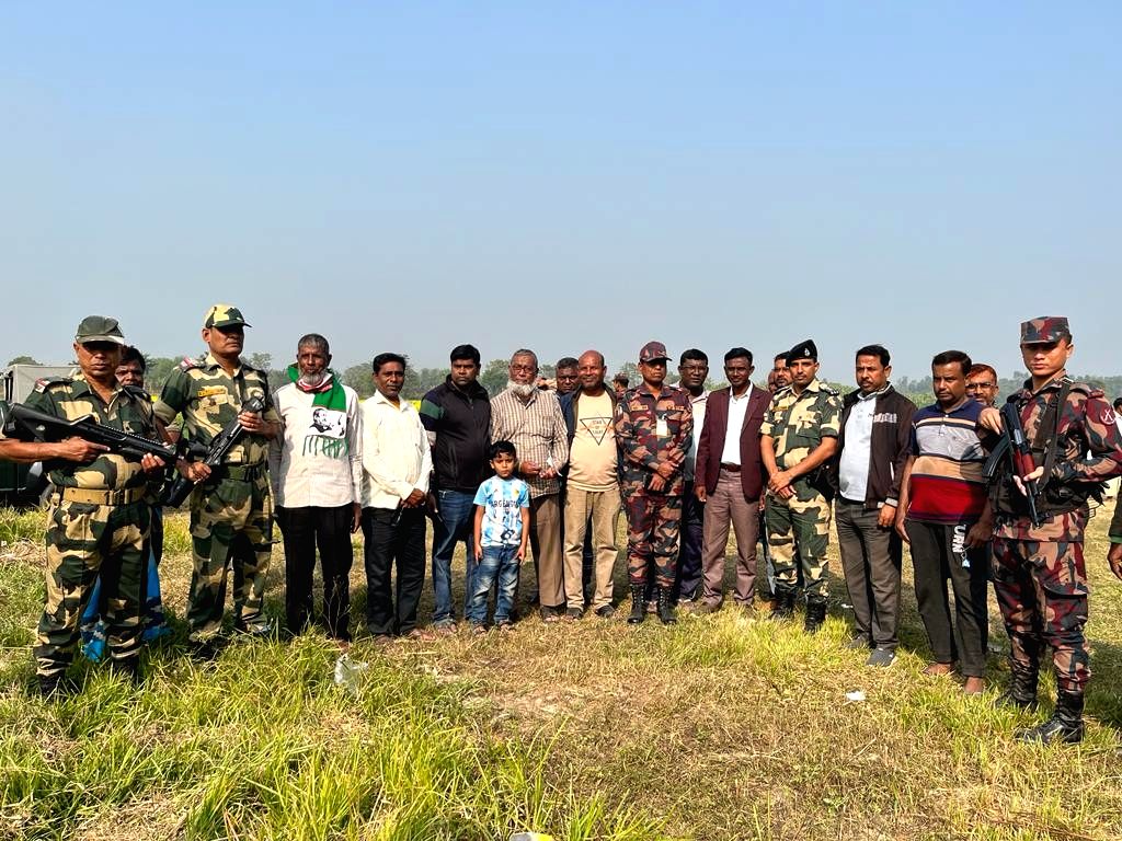 Free photo : bsf and bangladesh border guard celebrated victory day.