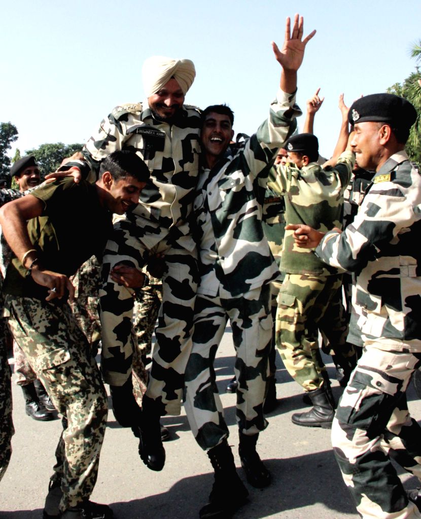 Amritsar : BSF officials presenting sweets to Pakistan Rangers ...